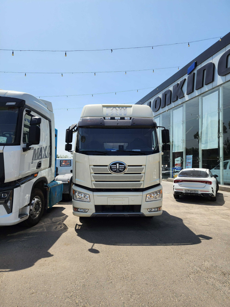Рессорный тягач FAW J6P 6x4 CNG в наличии!
