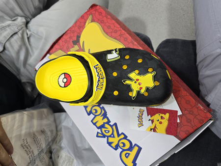 Crocs clogs pikachu Jibbitslar bilan
