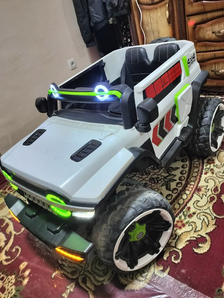 Jeep yosh bolalar mashinasi