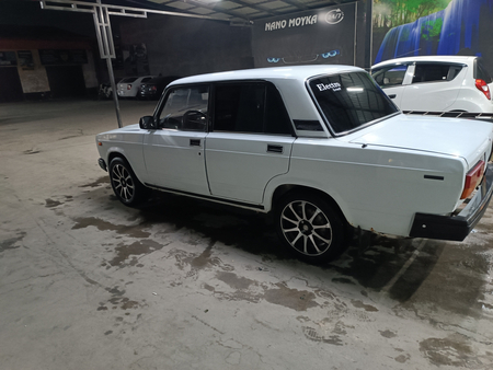 Lada 2107 sotiladi