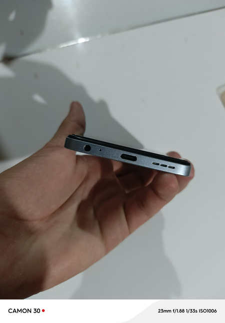 Telefon Infinix hot 30i.