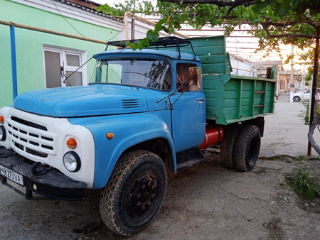 Зил 130 сотилади.