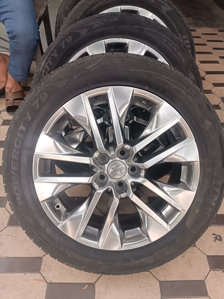 Toyota Highlander Hybrid R 19 yumsho baloni bn ideal xolatda aybi yo