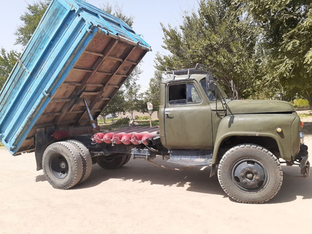 Gaz 53 Samosval srochna sotiladi
