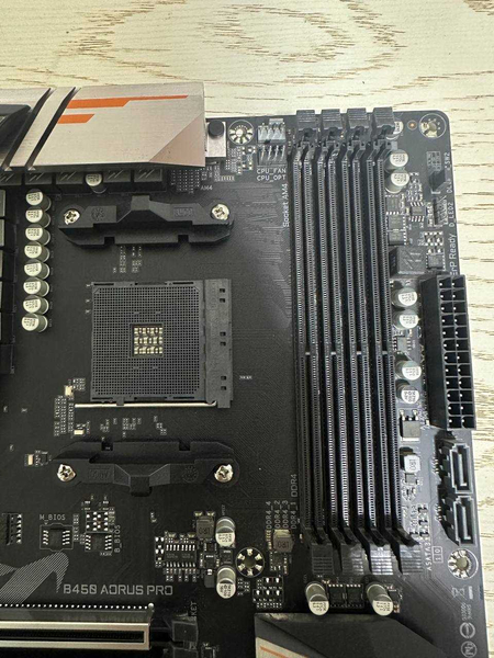 Материнская плата Gigabyte B450 AORUS PRO, своя