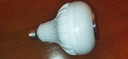 Led лампочка со строеной колонкой
