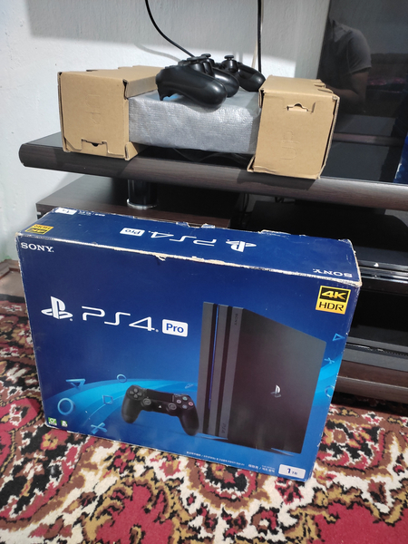 PlayStation 4 pro 1 Tb 9.00 в идеальном состояни с играми, 3 месяц гар