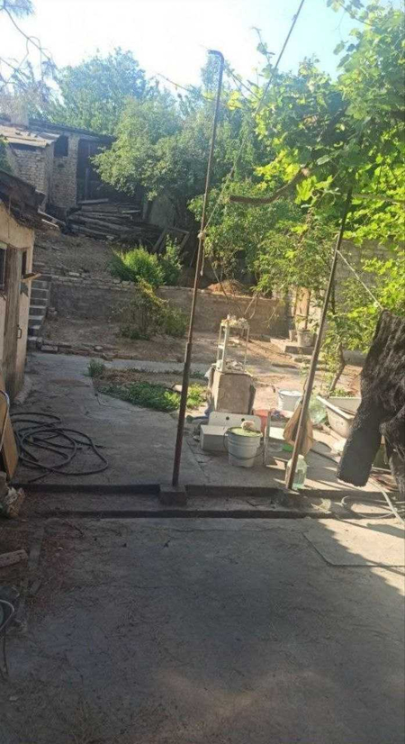 Жактовский дом 
( одна крыша на 2 соседей ) 
Район северного вокзала
