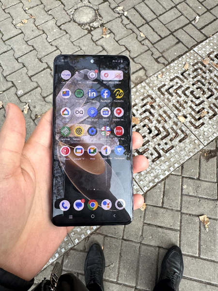 Vivo v27 8/256 2 oy ishlatilgan