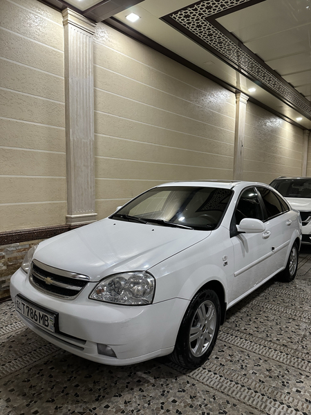 Lasetti 1.6 sotiladi