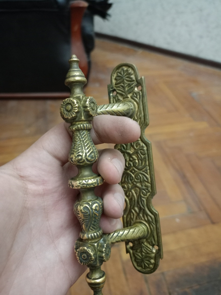 Продаются старинные дверные ручки