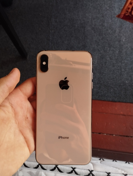 Iphone xs max   64g   78yomkist  ranggi gold hec qayeri chizilmagan