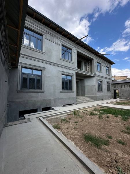 Zenit Tiklanish mahallasida Uglavoy 6 sotix 12 ta xona  860 m2