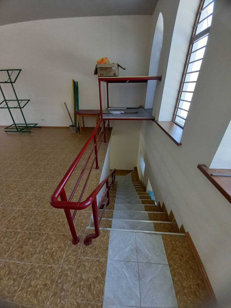 Konechka bozori yonidagi 2 qavatli bino sotiladi.