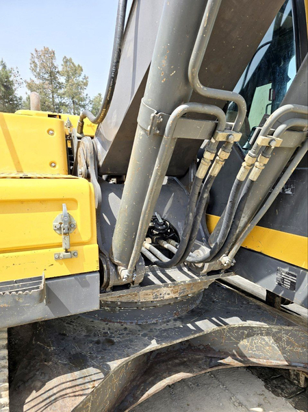 Volvo 210 Sotiladi ekskavator gusenechniy