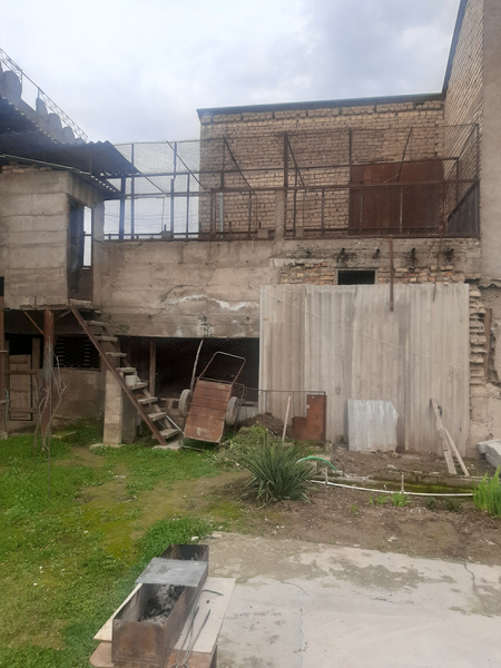 Продаётся участок с домом в бектемирском районе общей площадью 2,2 сот