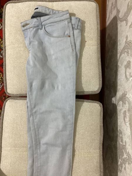 Две женские джинсы.
