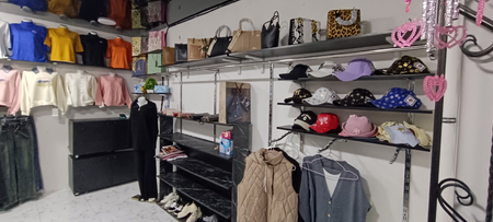 Dokon mebili polkalari temirlari manikenlari bilan birgalikda sotiladi