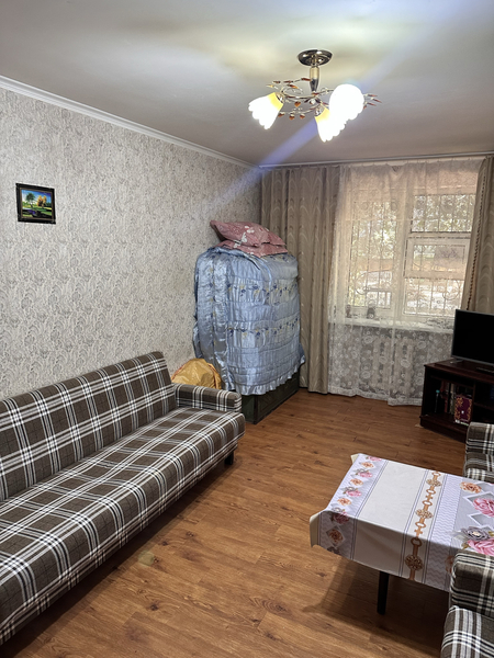 Продается однокомнатная квартира , своя. В первом микрорайоне ,