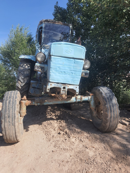T28 traktor holati yaxshi kamplekt sotiladi