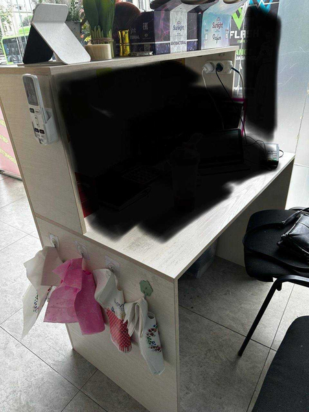 Magazin uchun stol va jaluzi sotiladi