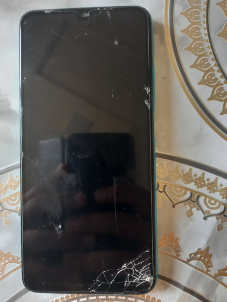 Redmi 9T б/у, экран сломан+2чехла подарок ,коробка есть