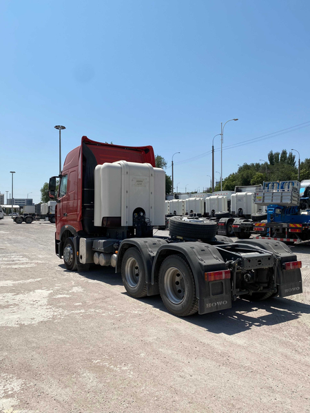 Седельный тягач Sinotruk Howo-T7H 6x4 CNG (пневмо)
