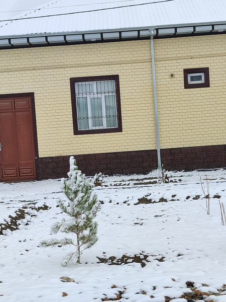 fasadni plitkalar sotiladi