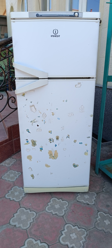 Б/у холодильник Indesit. Требуется ремонт мотора.