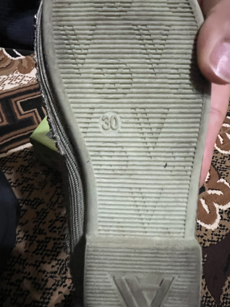 Kichkina qizlar uchun oyoq kiyim