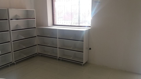 Dokon ucun tayor mebel sotiladi yengi pul zarur