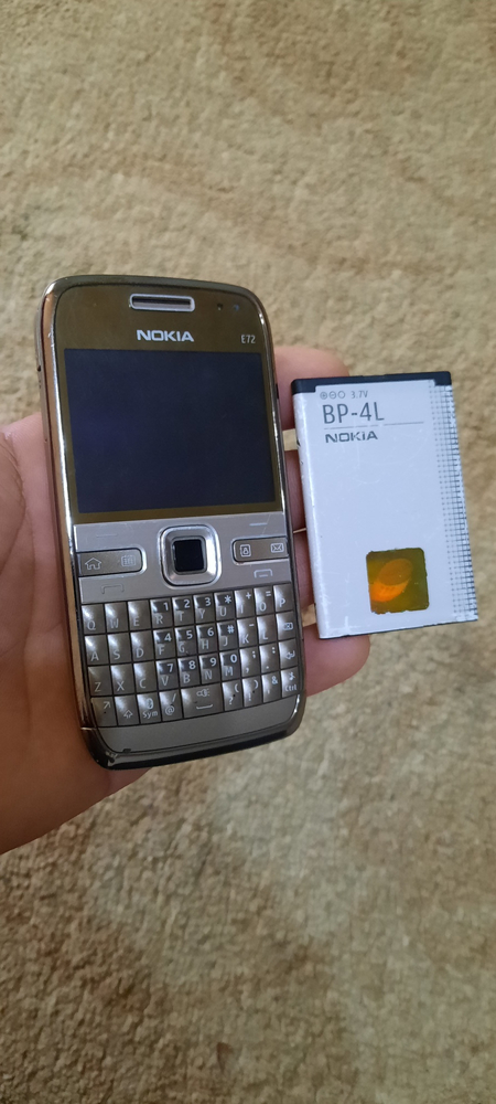 Тплефон Nokia E 72