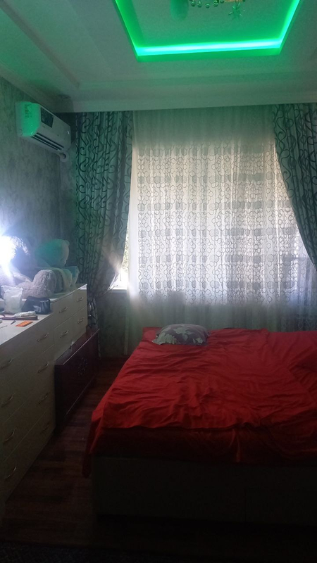 Kvartira srochna sotiladi 2 xona 3 xona qilingan