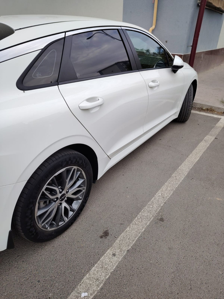 Kia k 5 sotiladi