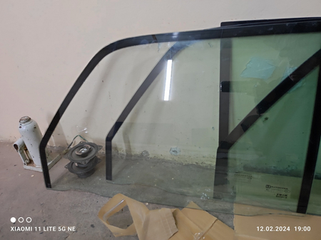 Damasda door glass sotladi