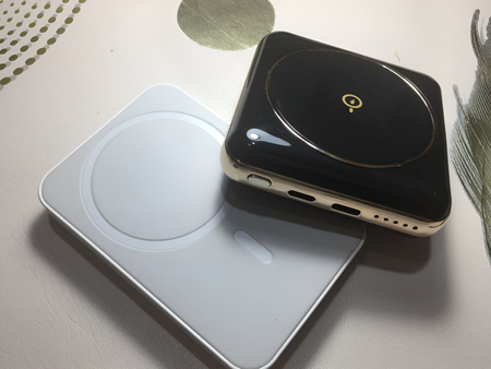 Продам два повер банка MagSafe