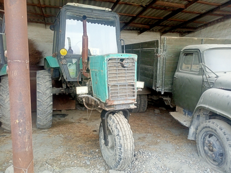 MTZ traktor sotiladi