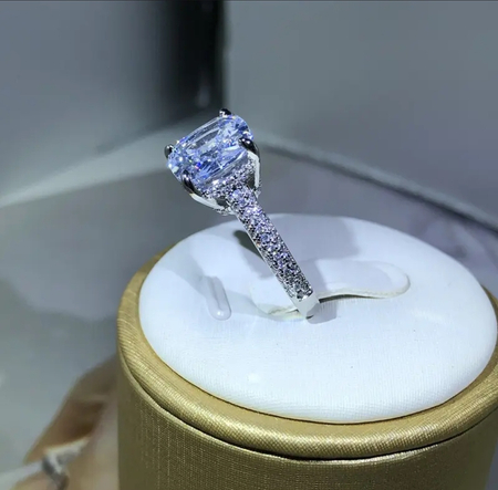 Модное и стильное Женское колечко с Фианитом серебро 925 пробы