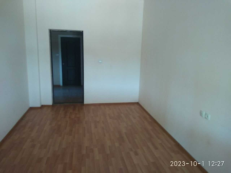 Noturar bino ijaraga beriladi.