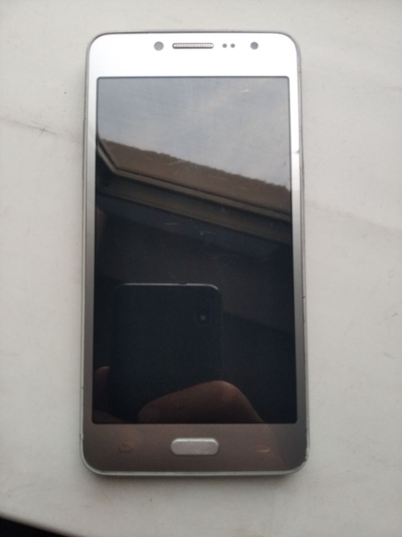 J2 telefon satiladi. Bahasi 200.000 swm