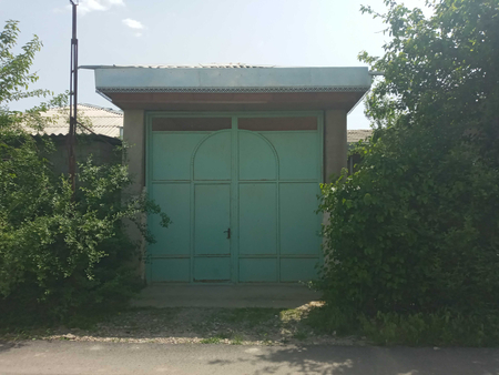 Коттедж сотилади газ электр сув ошхона русский-финский баня гараж бор.