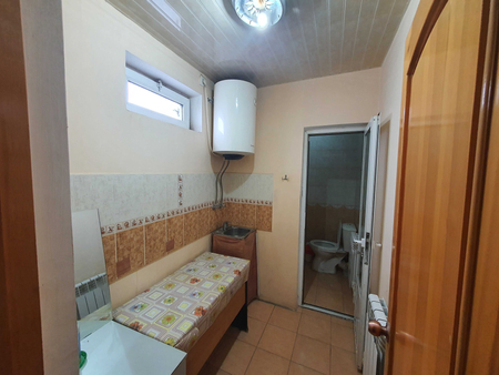 Срочно сдается  70 м2  3 комнаты с мебелью и  отдельно 30 м2 помещения
