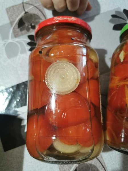 Консервированные помидоры с луком и гвоздикой