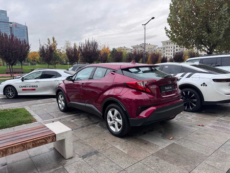 Автомобиль Toyota C-HR