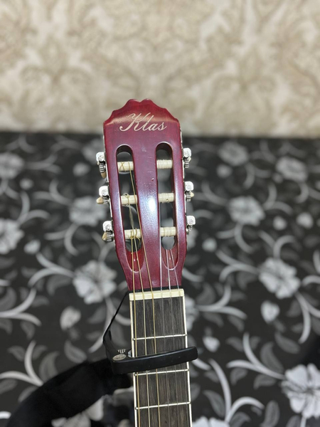 Klacc Gitara sotiladi