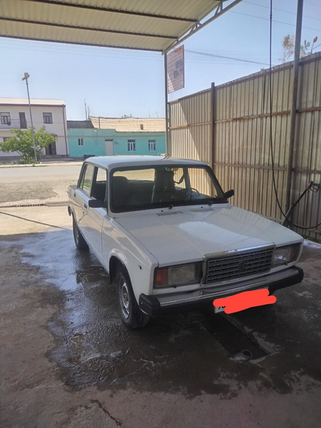 Jiguli 2105 sotiladi