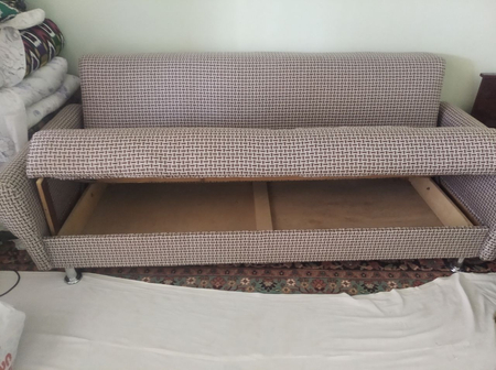 Divan yaxshi holatda