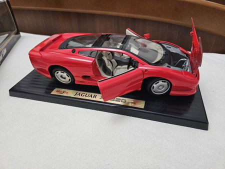 Модель JAGUAR XJ-220