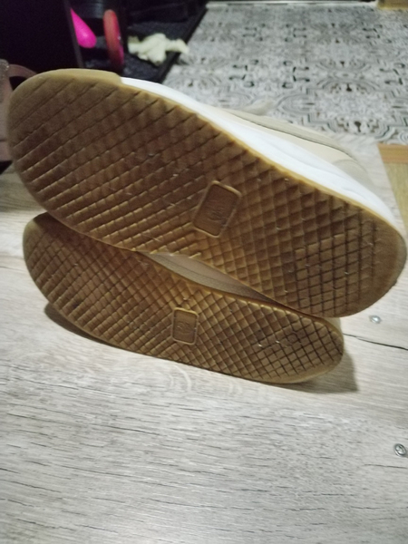 Продам детские кроссовки