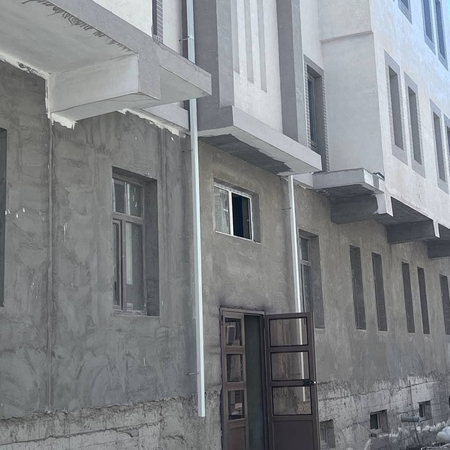 Samarkanskiy Taksimatorniy ichida yangi qurilgan 3 qavatli kirpichniy